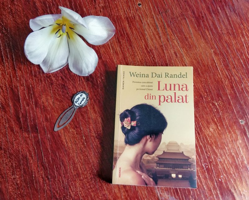 Recenzie Luna din palat * ADN de Femeie