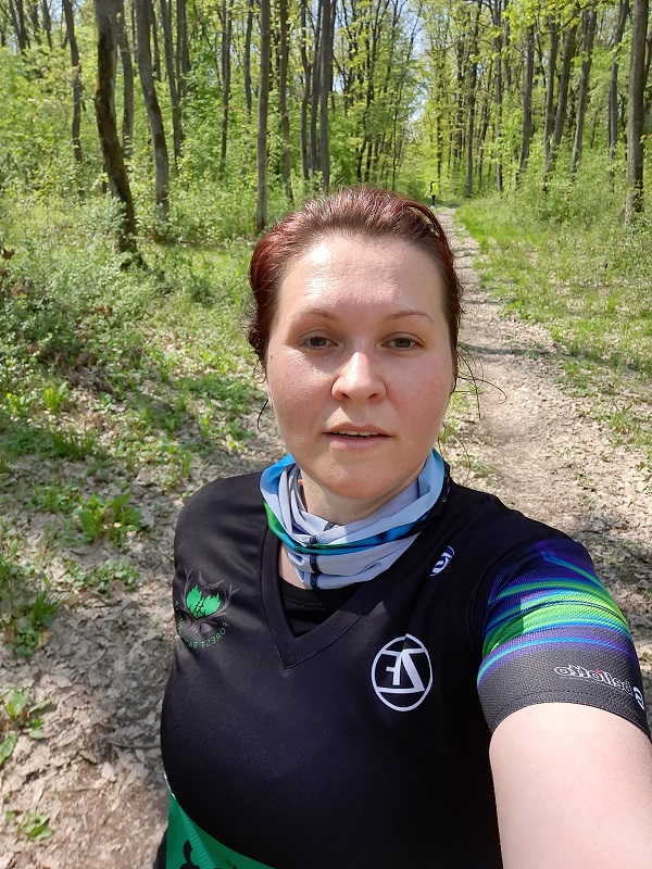 Alergarea în pădure, în timpul unei competiții * ADN de Femeie